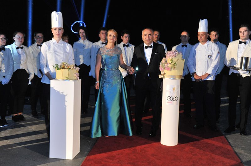 domacina-nezika-in-ivan-cajzek-sta-imela-cast-prva-zarezati-v-anino ...