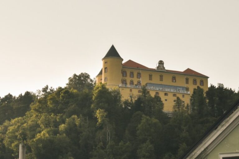 Župan z ministrico podpisal pogodbo za nadaljnjo obnovo gradu ...